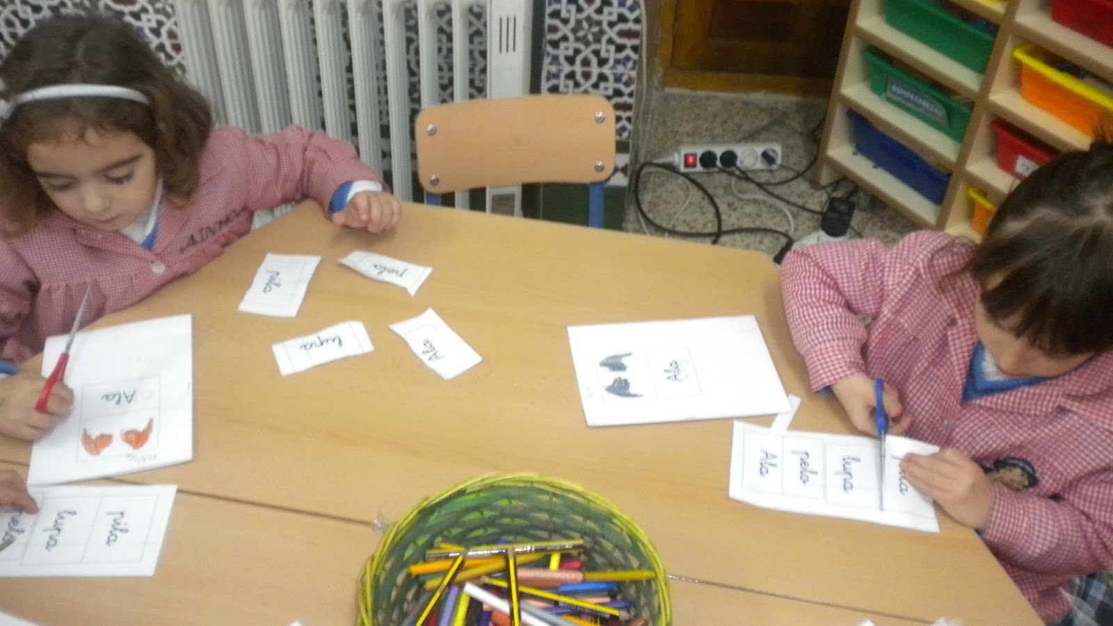 NUESTRA CLASE DE INFANTIL: Jugando con las palabras.