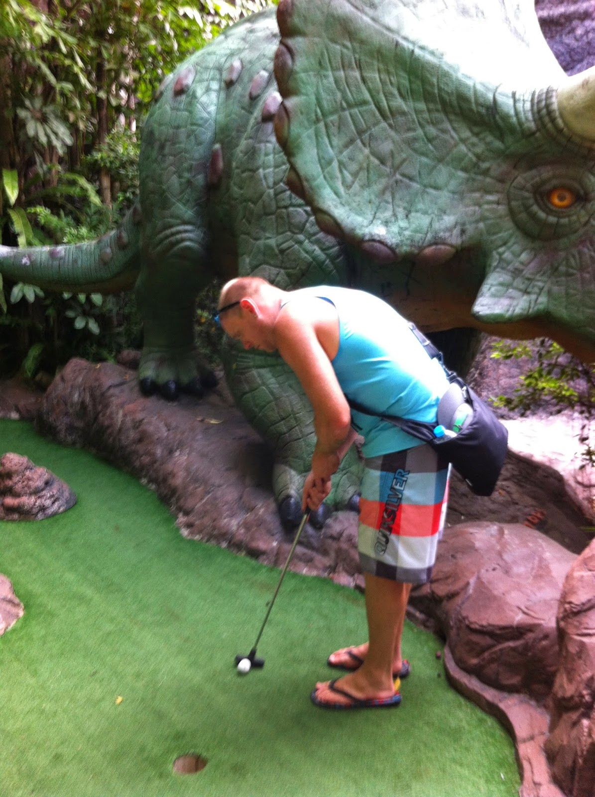 TeamNissen: Phuket dinosaur mini golf
