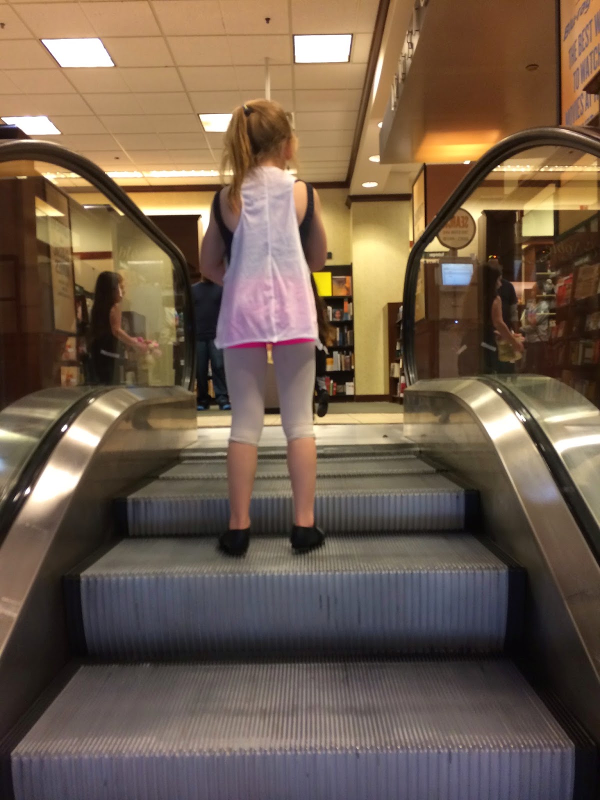 Mojoy: Dance competition, baby!