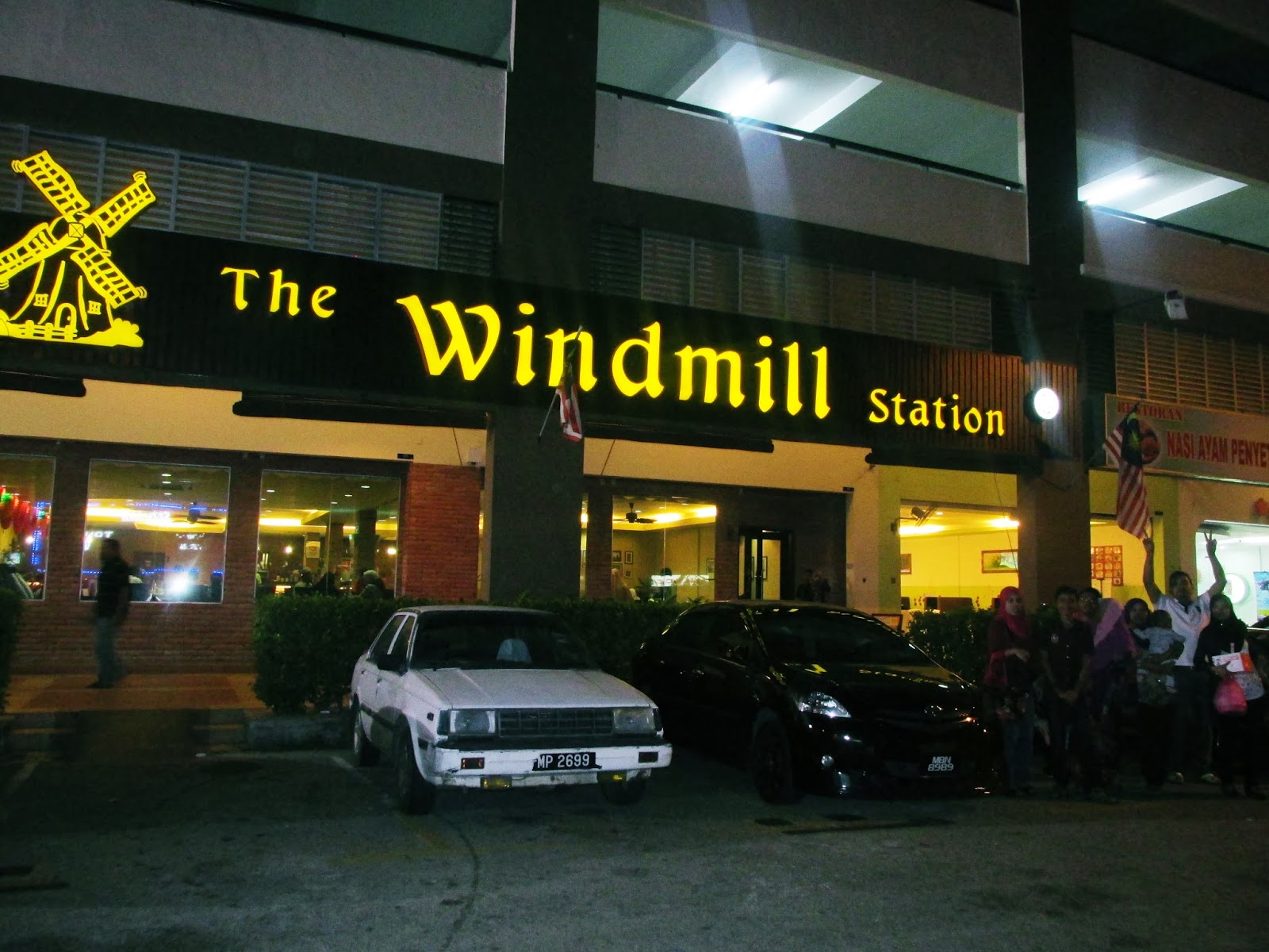 ~SiNar CinTaKu~: Dinner Di The Windmill Station