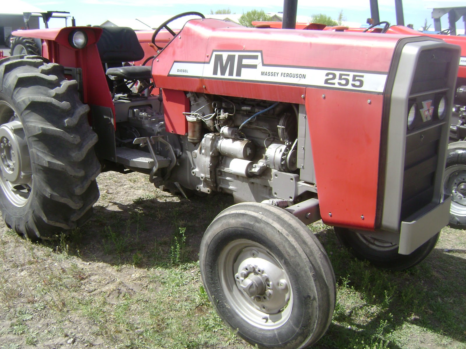 MAQUINARIA AGRICOLA INDUSTRIAL: Tractor Massey Ferguson 255 $9,500 Dlls.