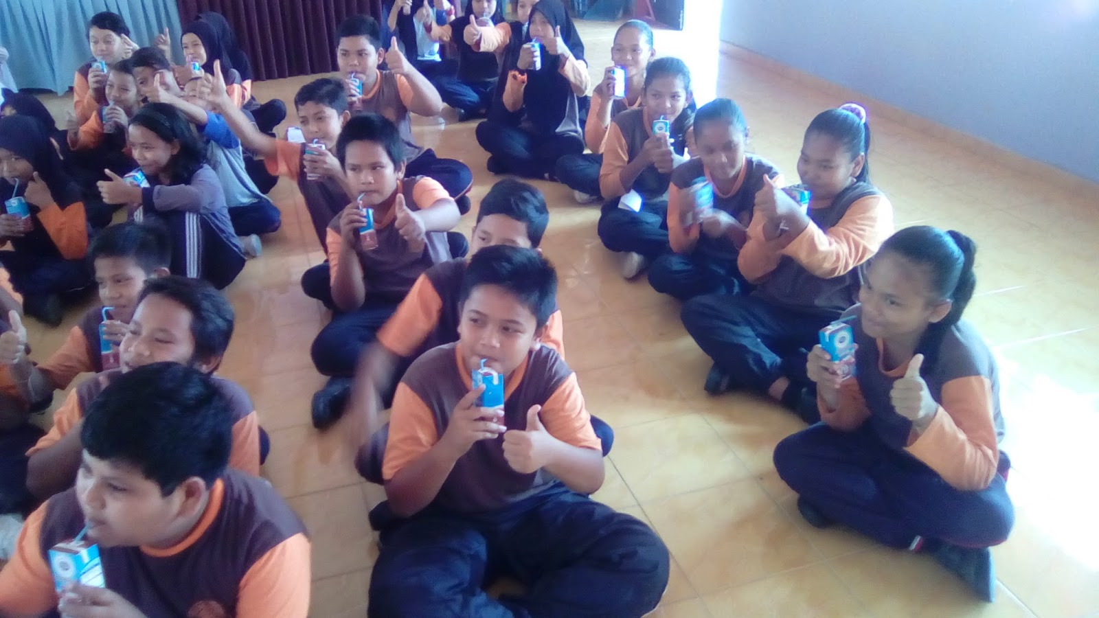 KERTAU VILLAGE, MARAN, PAHANG: Program Susu Sekolah. "Sedapnya susu"