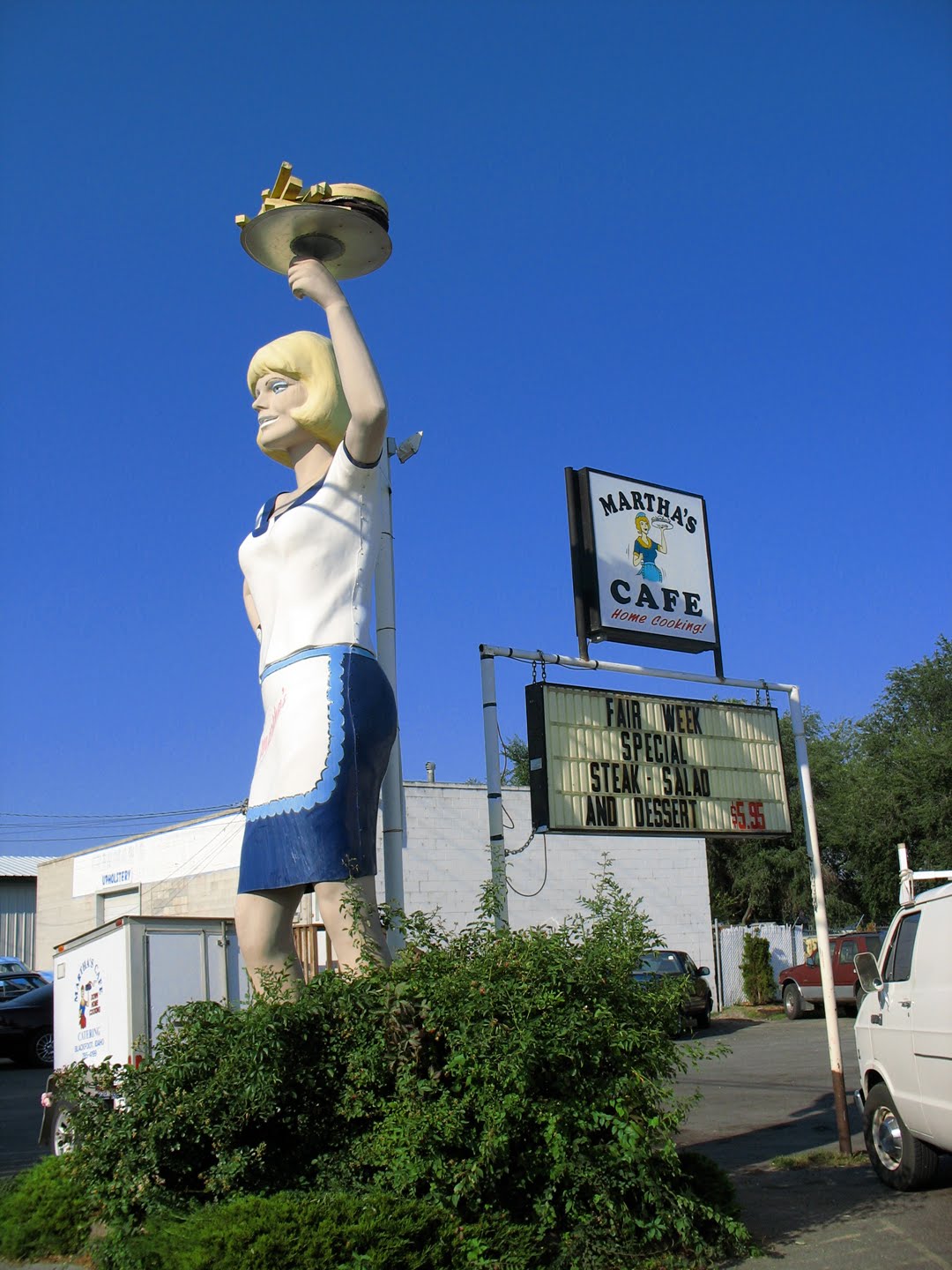 Eccentric Roadside: Martha My Dear: Blackfoot, Idaho's former Uniroyal Gal
