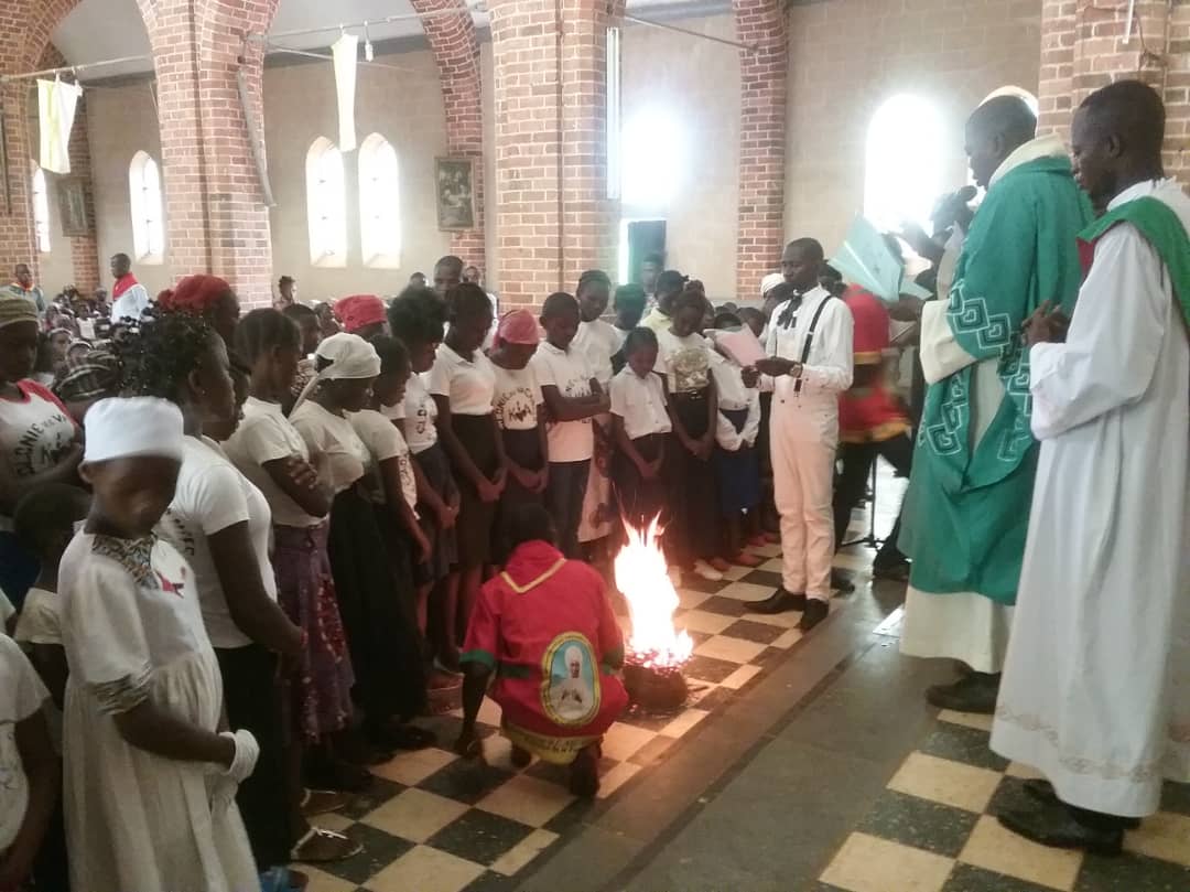 L’évêque de Molegbe a célébré la messe pour 300 enfants