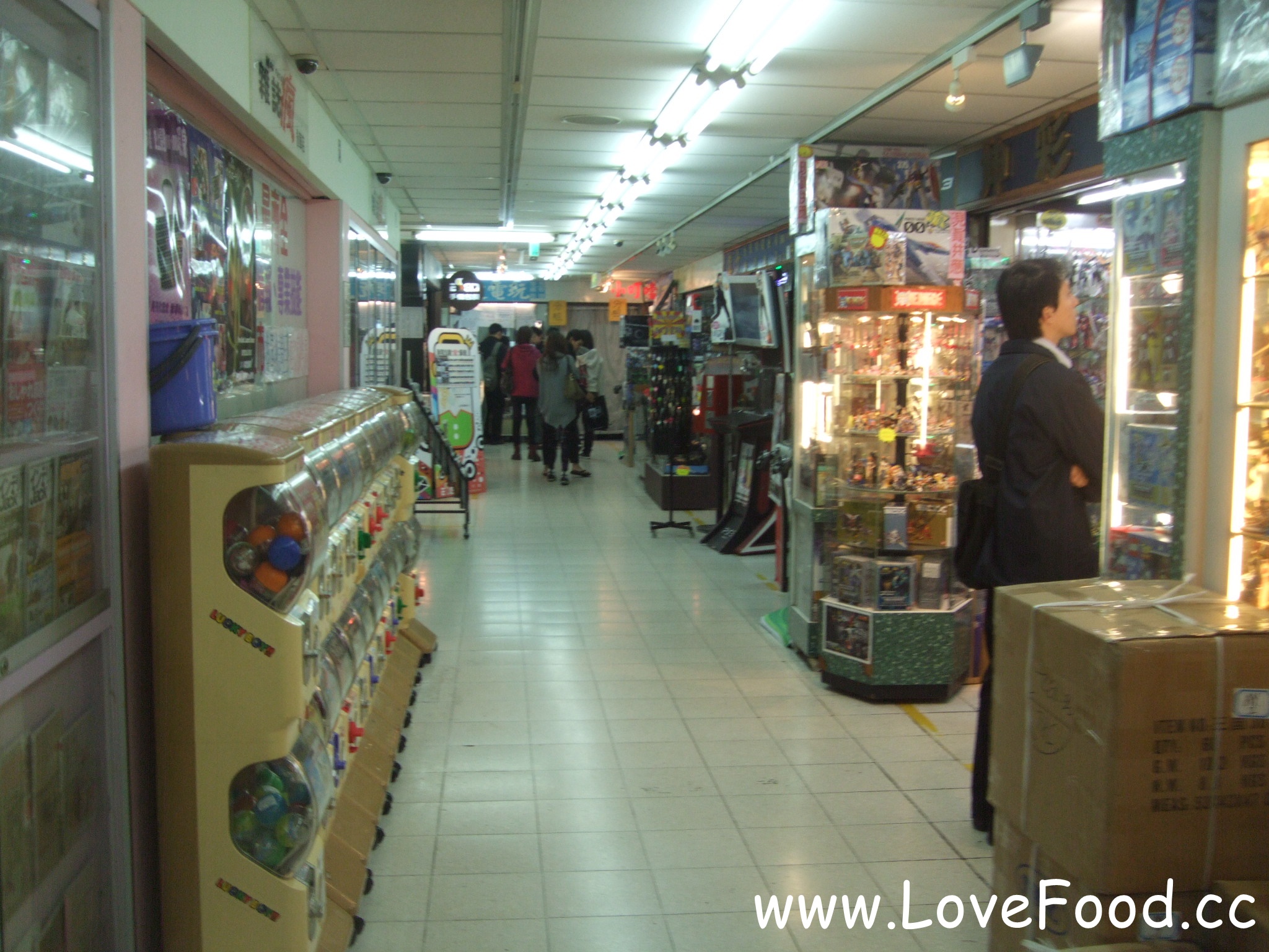 【台北萬華】萬年商業大樓 @ 西門町 - 扭蛋機 電玩模型 衣服皮件 樓上有湯姆熊 B1還有美食街 - Wan Nian Building