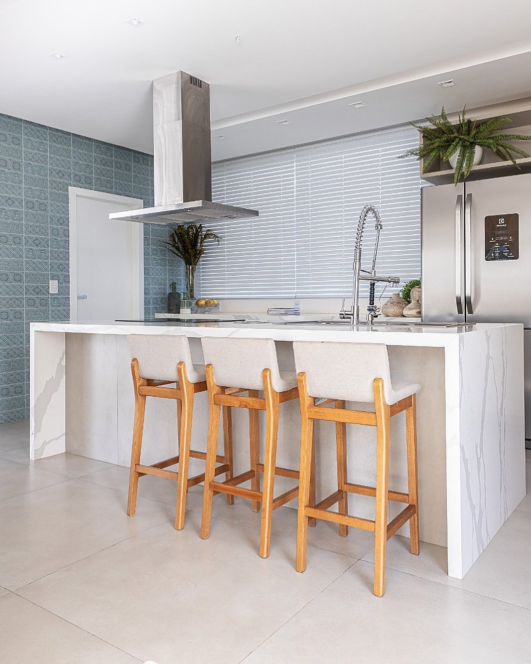 Cozinha clean com ilha em quartzo stone calacata e azulejo azul ...