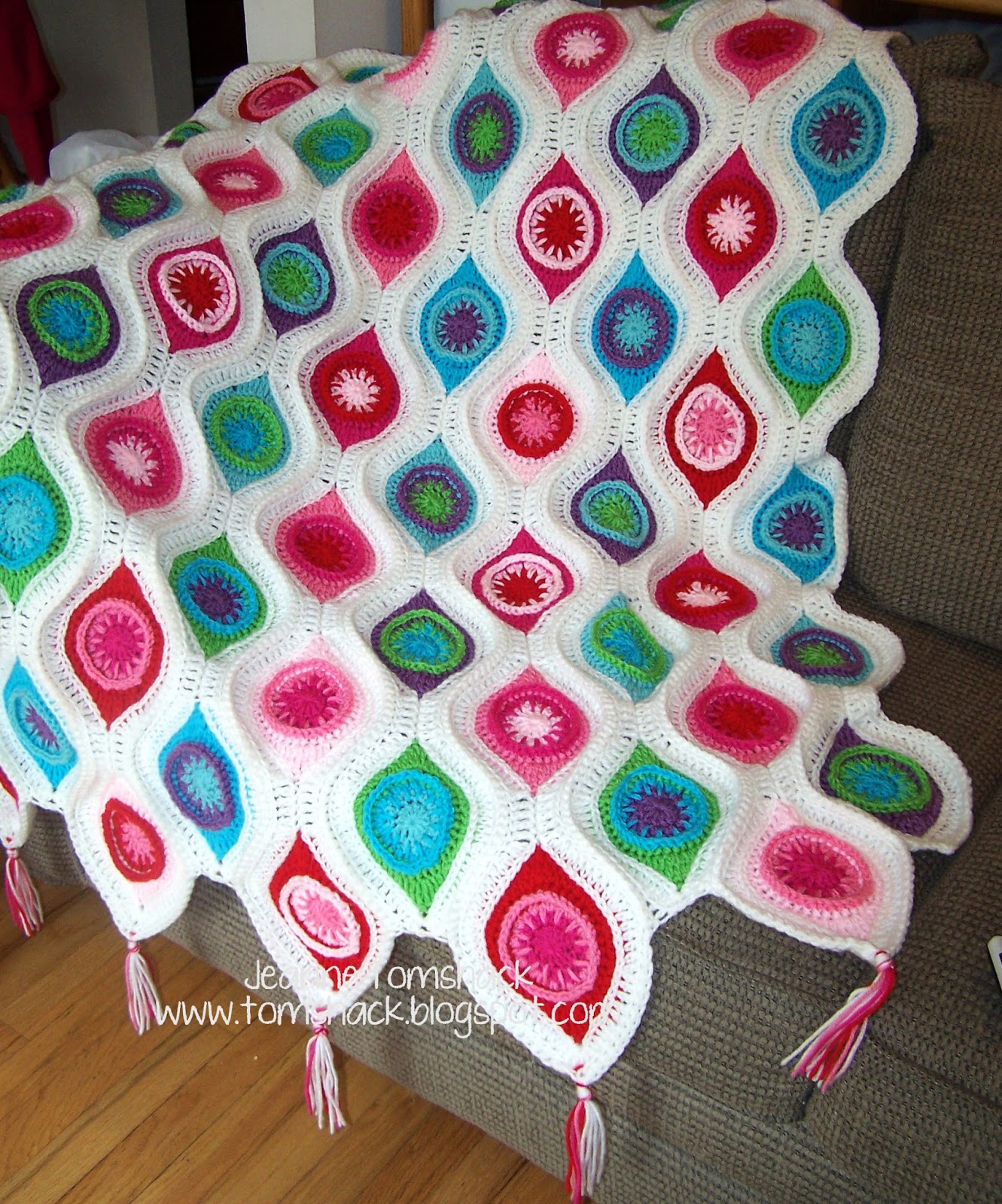 Creative Bliss: Crocheted Retro Ornament Throw
