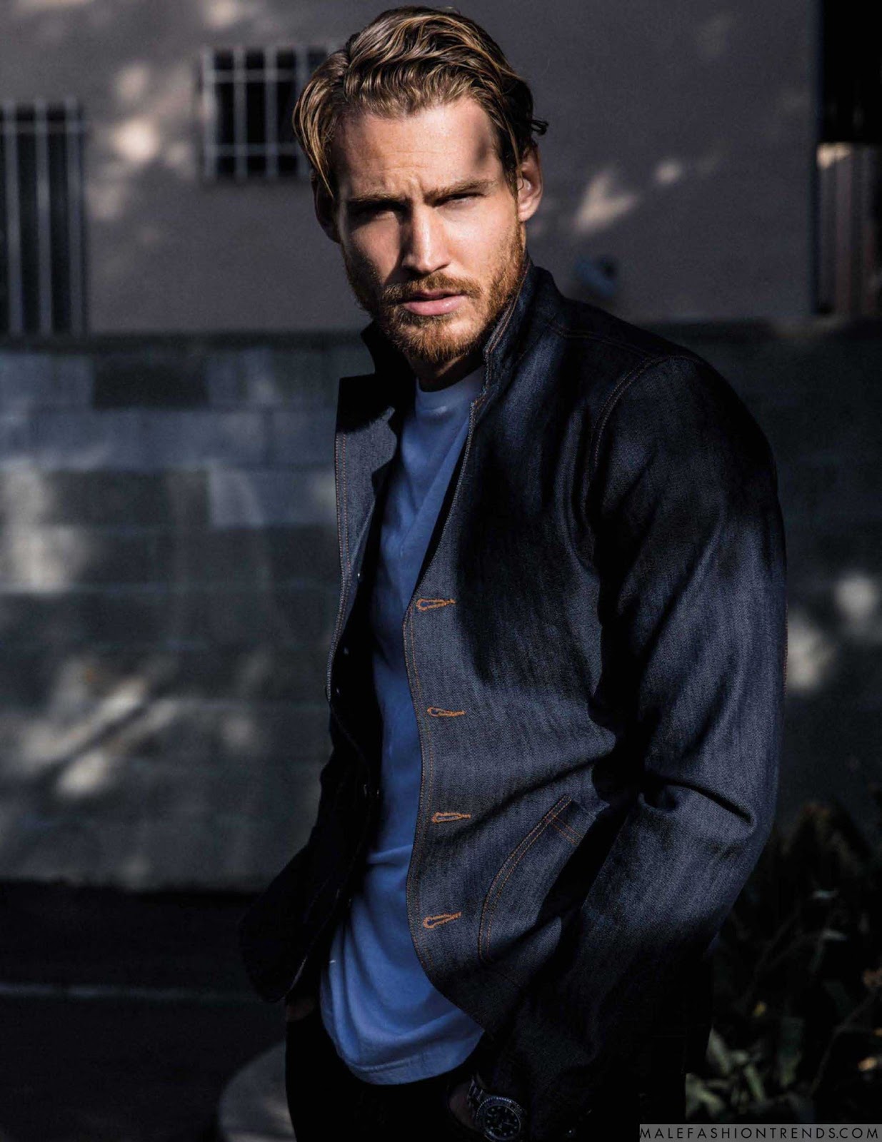 Bart van Maanen viste confortables looks de invierno para DAMAN Magazine