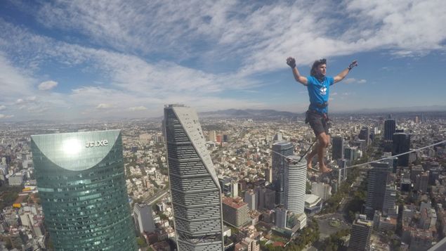 HUMANIDAD Y COSMOS: EQUILIBRISTA ALEMÁN CAMINA 217 METROS A 247 METROS ...