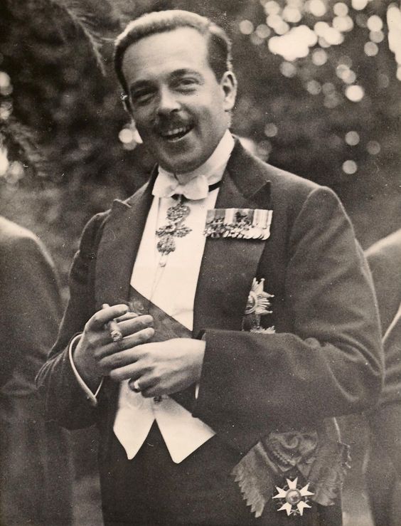 Rei Manuel II de Portugal vestindo a Grande Cruz da Ordem da Legião de ...