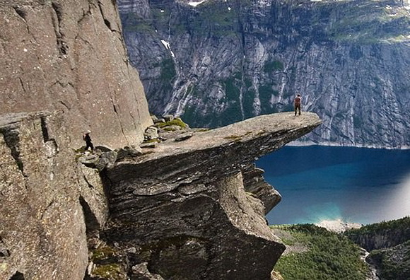 THE WORLD GEOGRAPHY: 10 Spectacular Overhanging Rocks