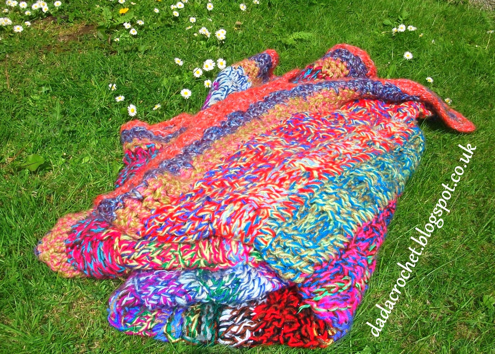 Dada Neon Crochet: Scrap Yarn Blanket - Get yourself a huge crochet hook!