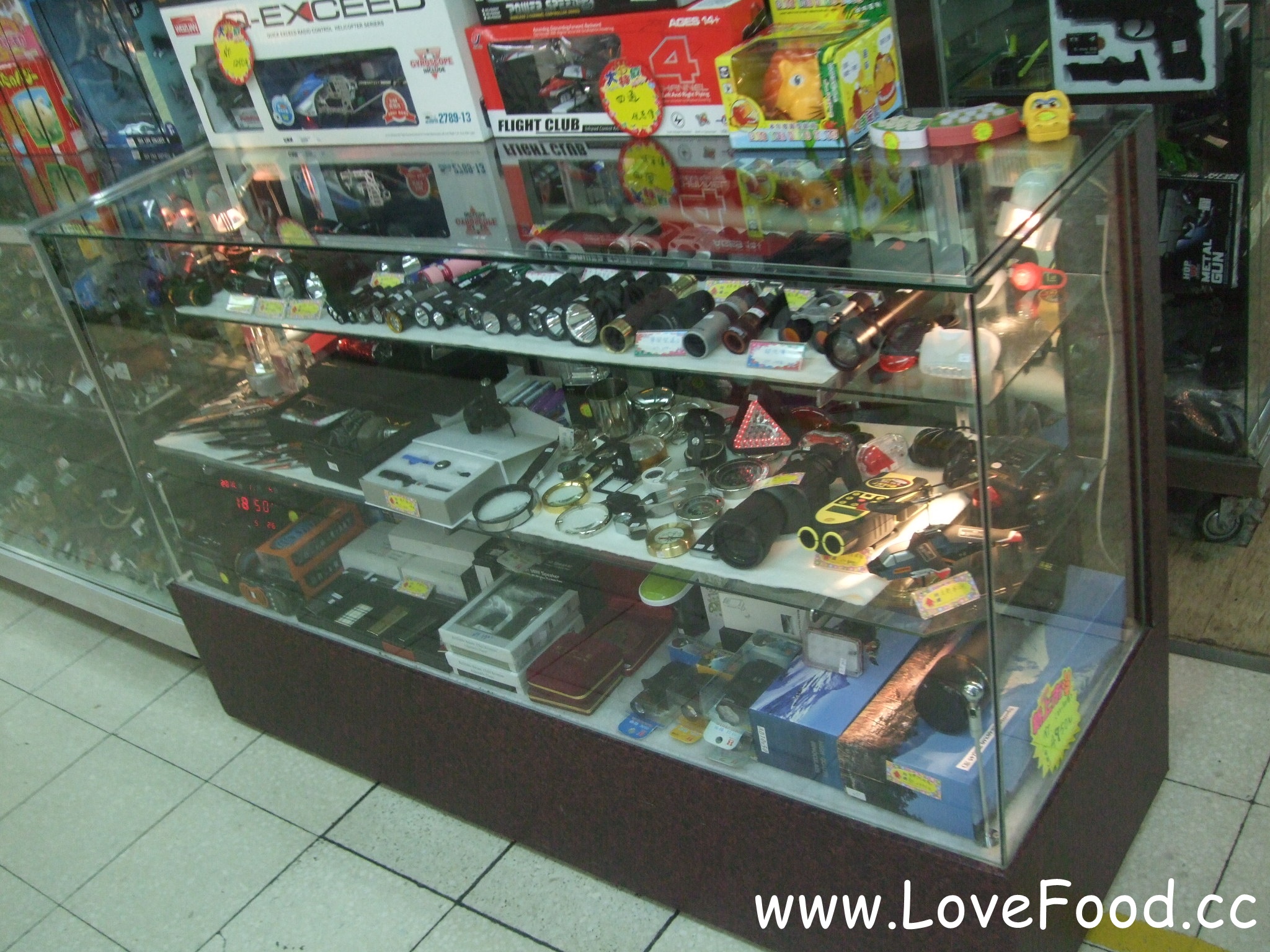 【台北萬華】萬年商業大樓 @ 西門町 - 扭蛋機 電玩模型 衣服皮件 樓上有湯姆熊 B1還有美食街 - Wan Nian Building