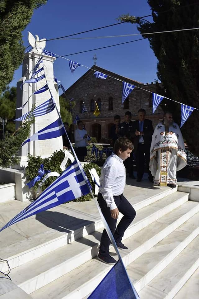 Γέμισε Ελληνικές σημαίες η Μορια της Λέσβου για την επέτειο του ΟΧΙ την ...
