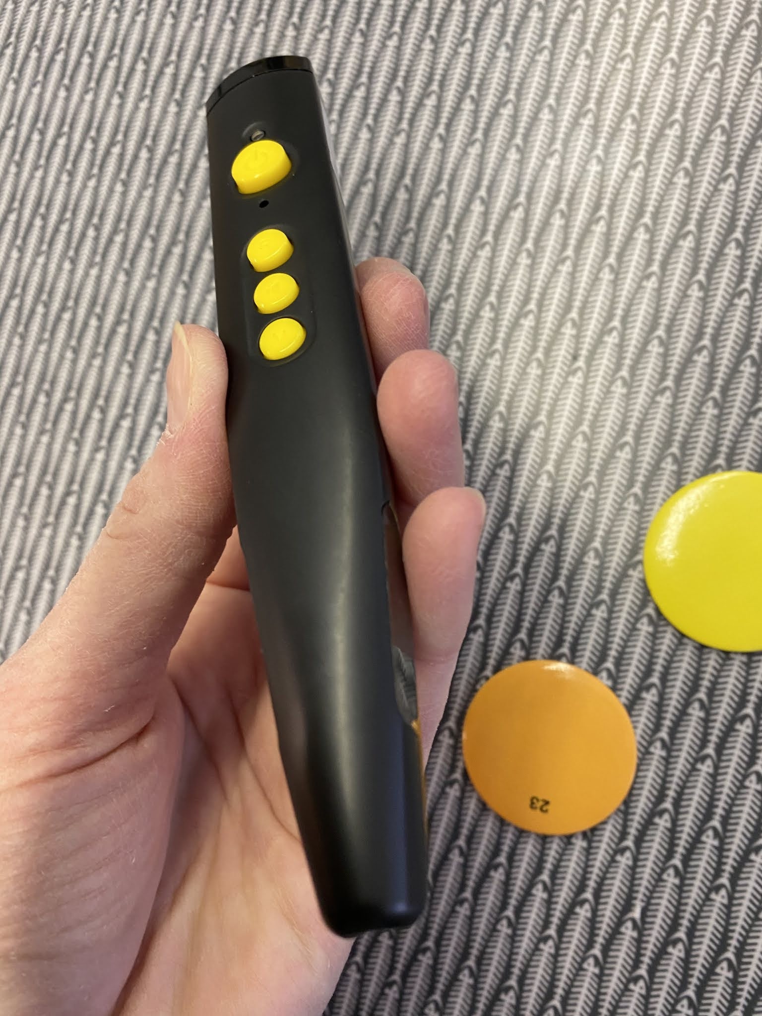 Zrakově postižený v kuchyni