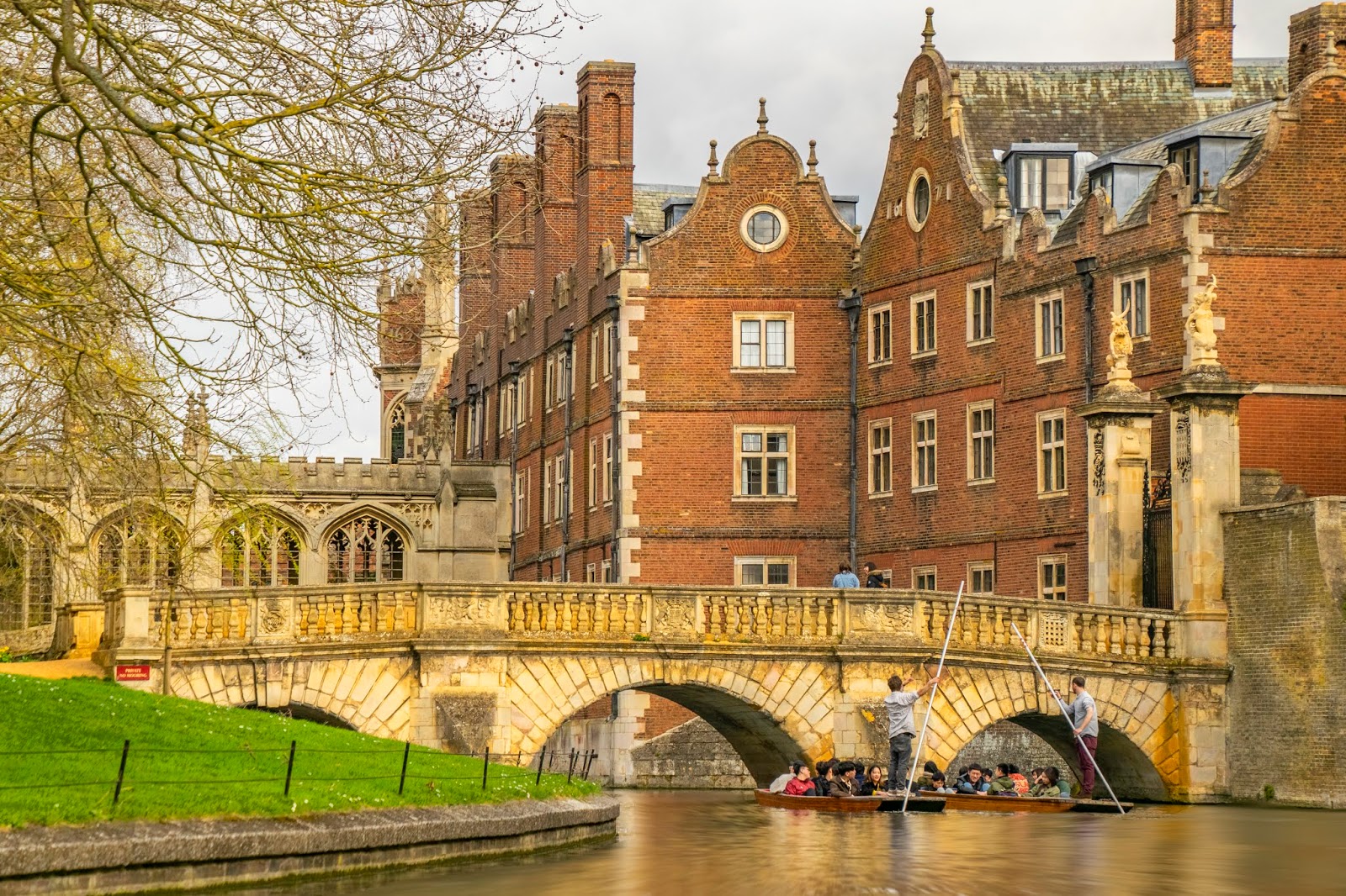 Enjoy your time with beautiful places: Punting trip in Cambridge