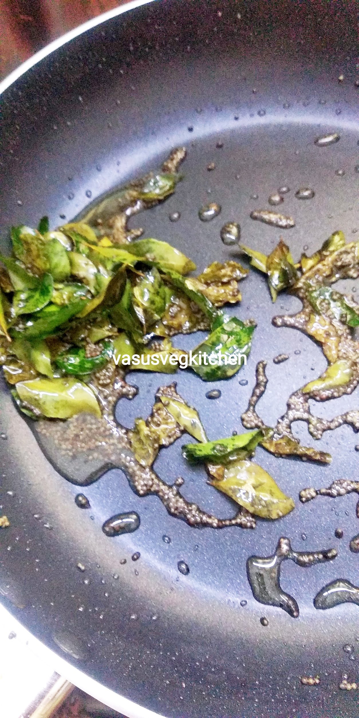 Vasusvegkitchen: Velluli Kobbari Karam Podi || Ellipaya Kobbari Karam ...