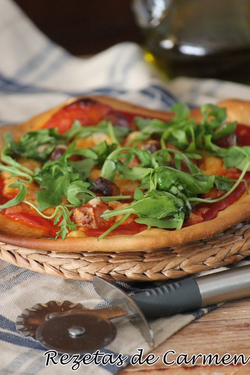 Pizza con rúcula y panceta