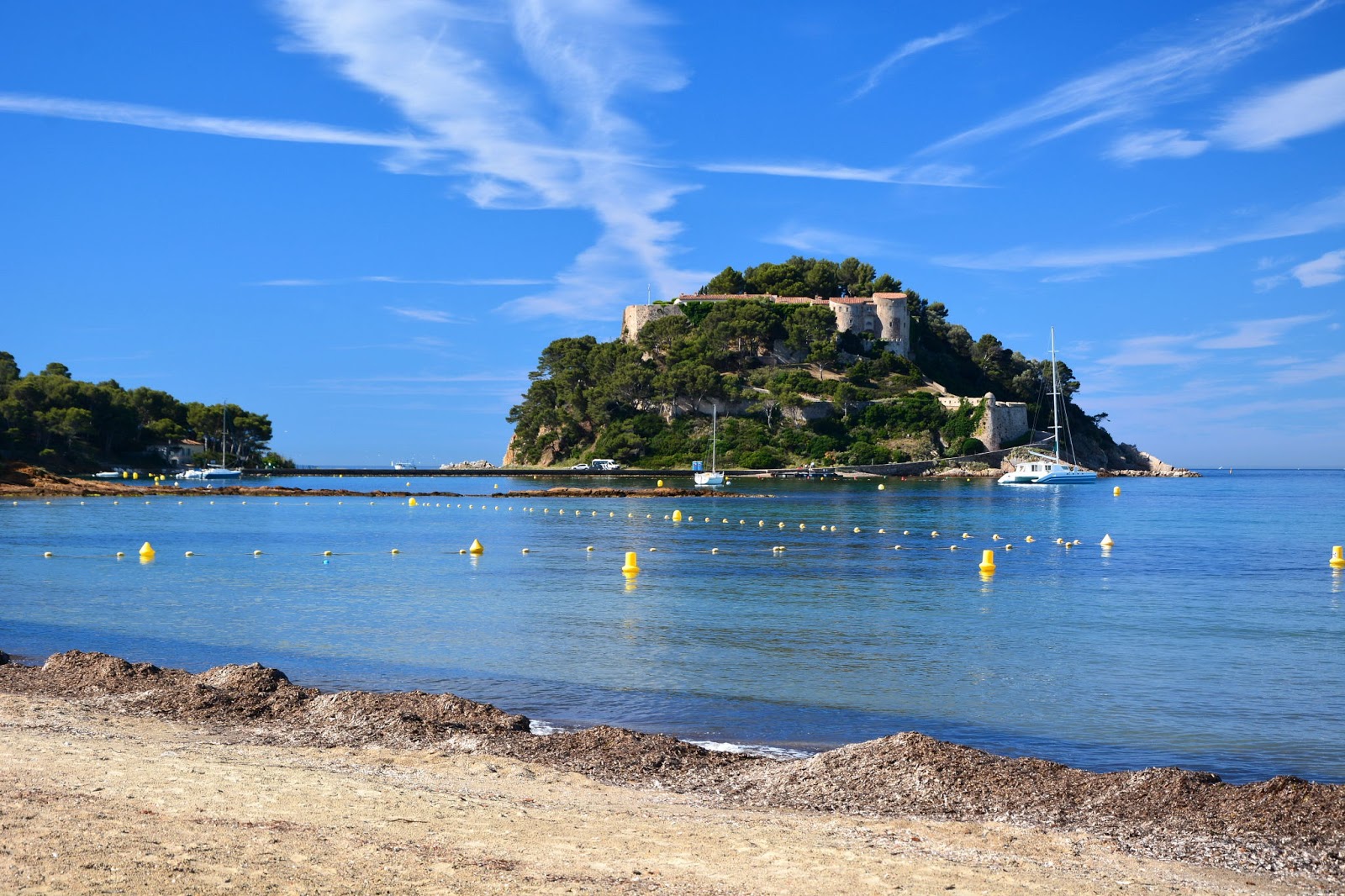 Fort De Bregancon - Les Macron à Brégançon : visite guidée dans le fort ...