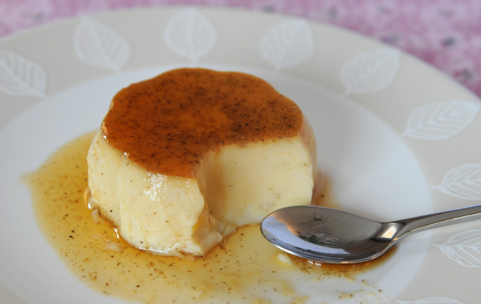 13 desserts, chacun: Petits flans à la vanille