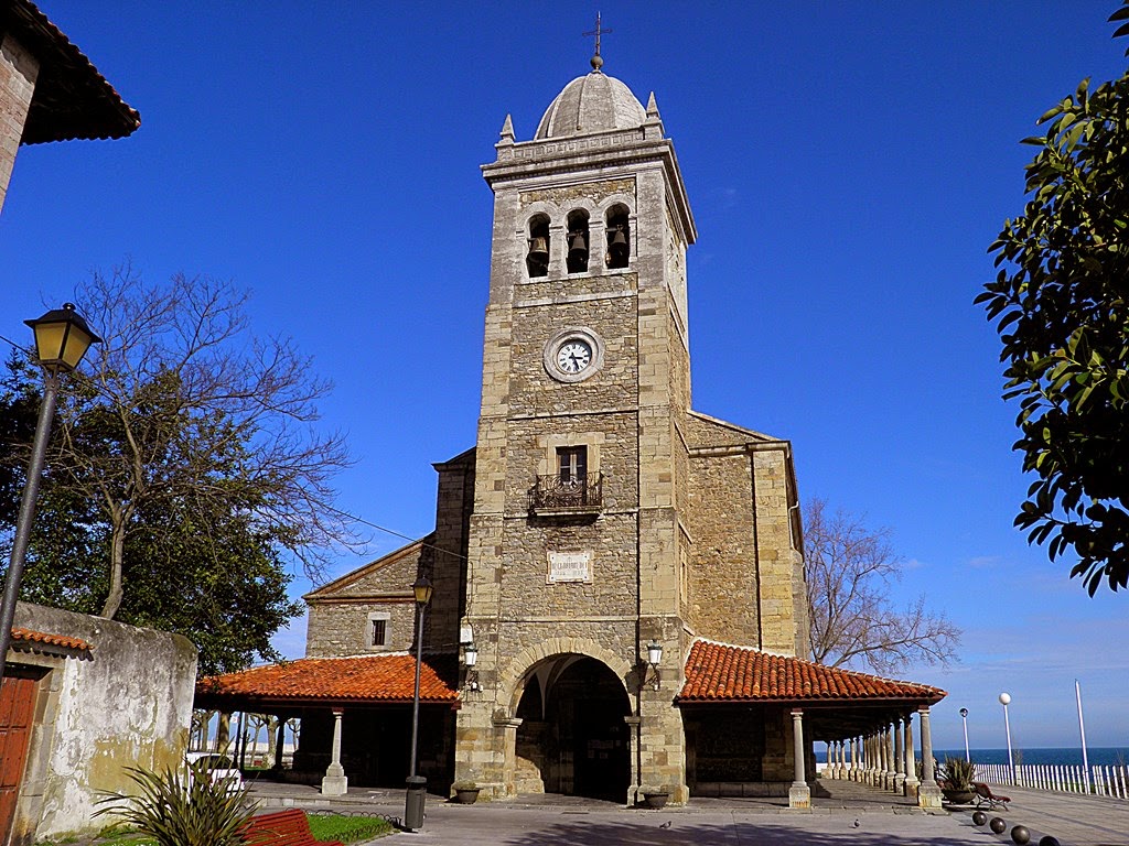 La iglesia de Santa María de Luanco se construyó en 1730 en un terreno ...