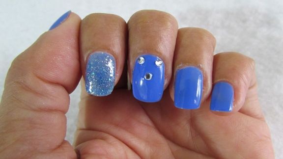 Nail art: azul e glitter-Galera Fashion