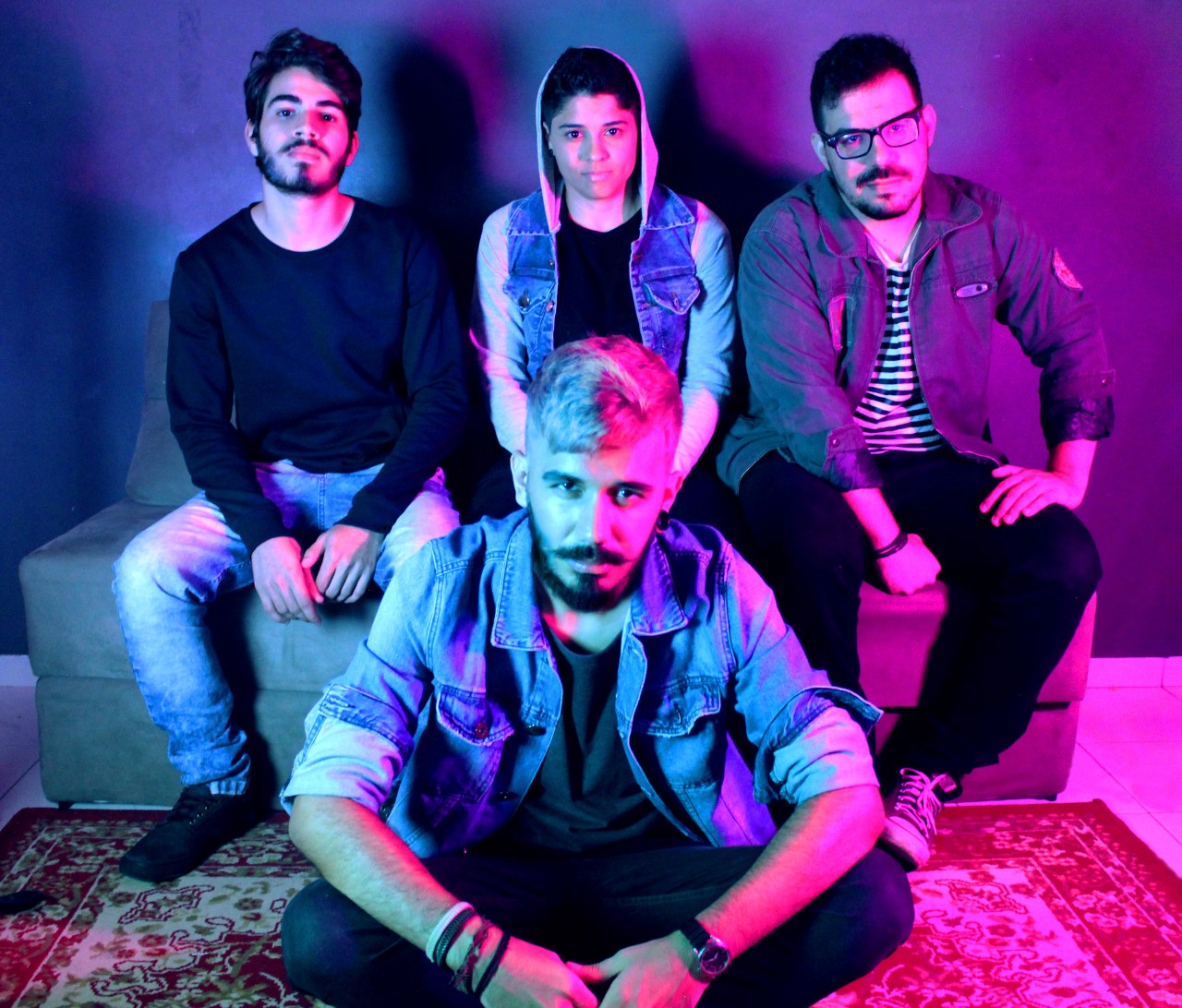 Novo clipe "Aposta", da banda Quatro por Dois, e seu olhar sobre ...