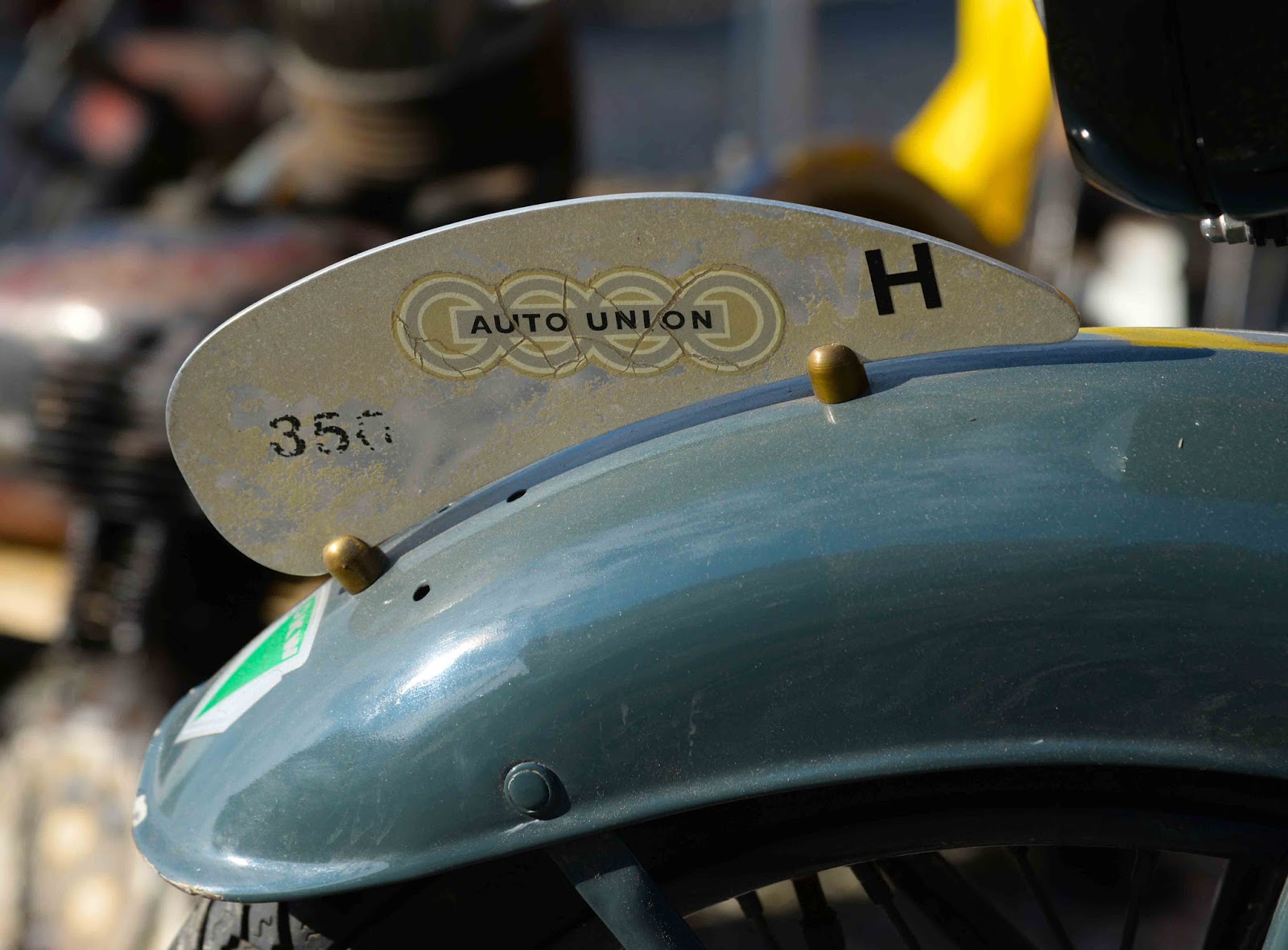 Targhe d’epoca, tagliavento e moto ventagli regalano la patina vintage ...