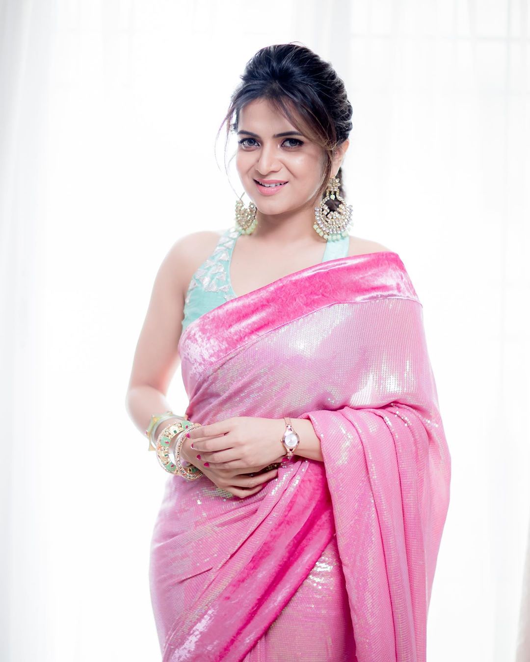 Anchor DD Divyadarshini Glam Pink Saree Photoshoot