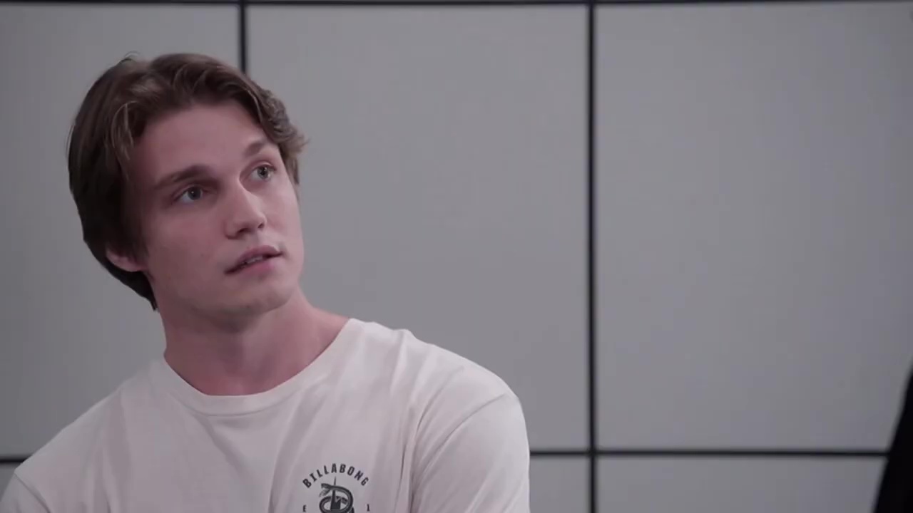 ausCAPS: Henry Rolleston shirtless in Shortland Street