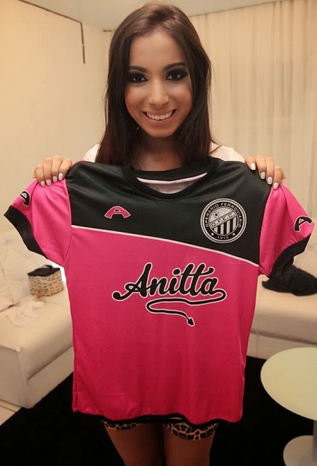 Operário de Ponta Grossa lança camisa rosa em show da cantora Anitta ...