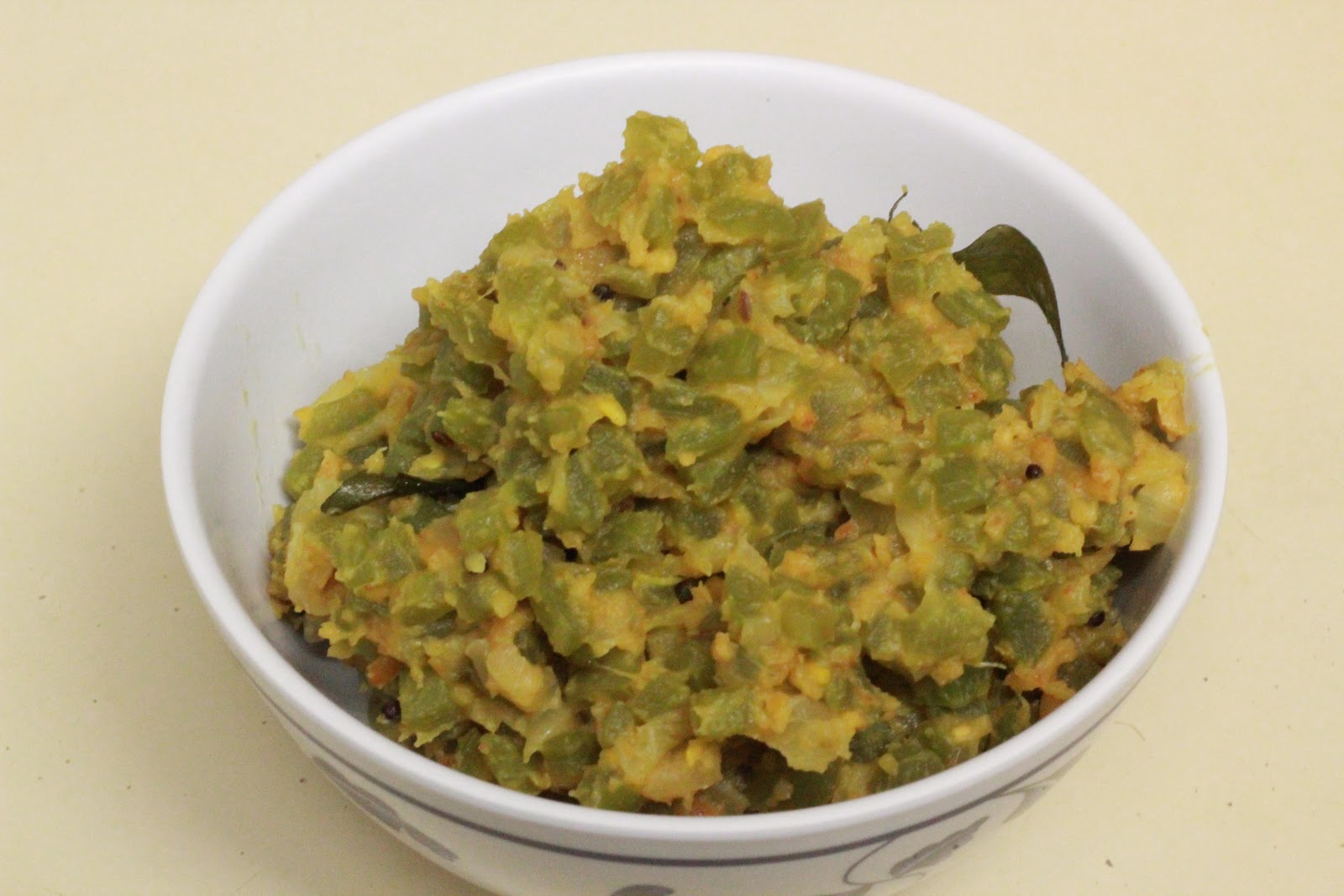 Yummsy (YUMMy+eaSY) cooking: Podalangai poriyal / Snake gourd fry