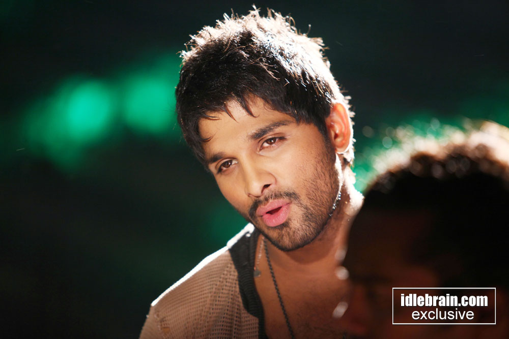 Julayi - Movie Stills (Source:idlebrain.com) | Allu Arjun Gallery