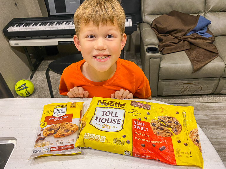 Tales of the Flowers: Pizza at Home - Toll House Massachusetts Cookie Pizza