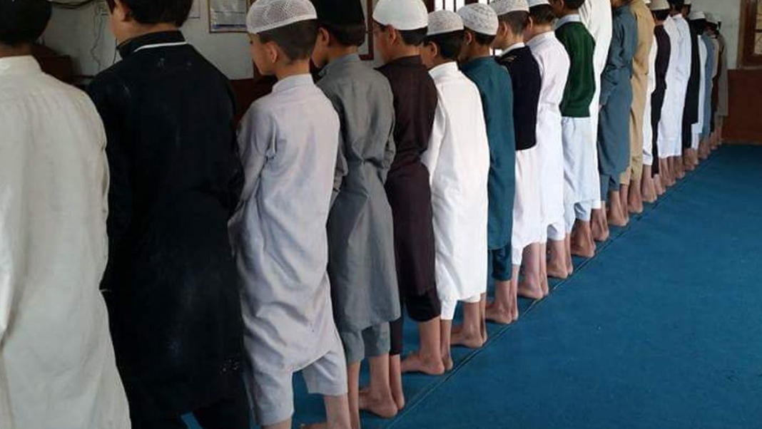 Hukum Meluruskan Barisan Sholat (shaf) Menurut Jumhur Ulama, Apakah ...