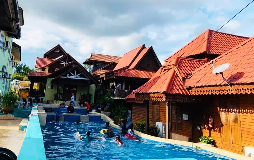 Homestay Suasana Kampung, Kolam Renang Kat Tepi Rumah Je, Murah Di ...