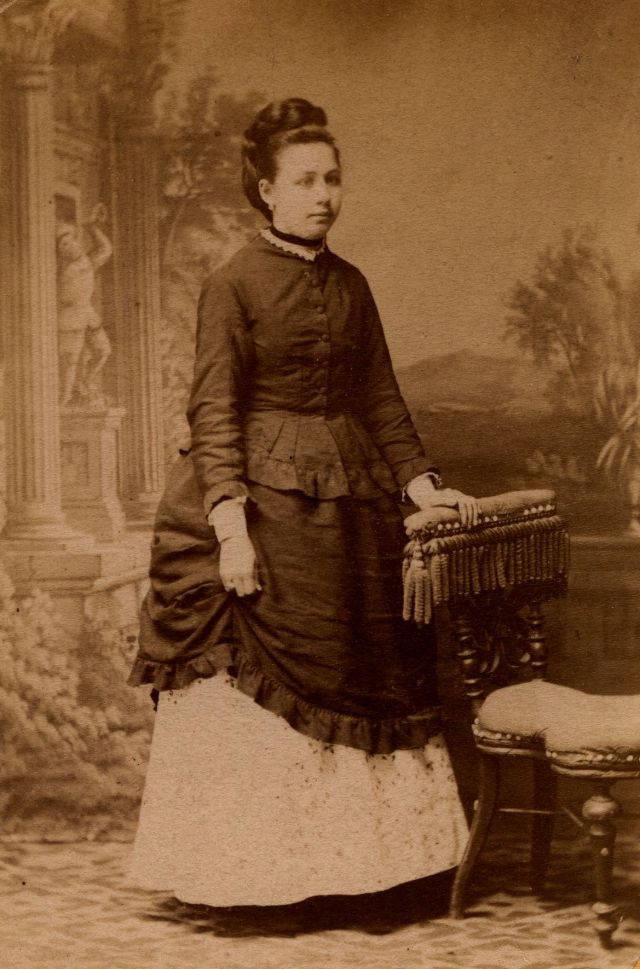 45 Amazing Photos Capture Victorian People Posing With Painted ...