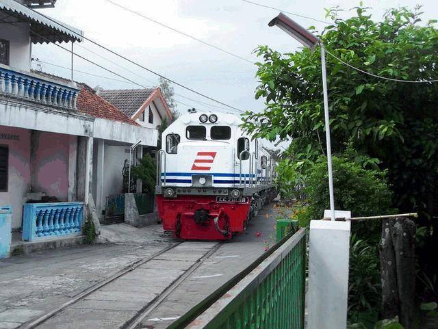 Kereta Api dan Pesawat: Gambar Kereta Api