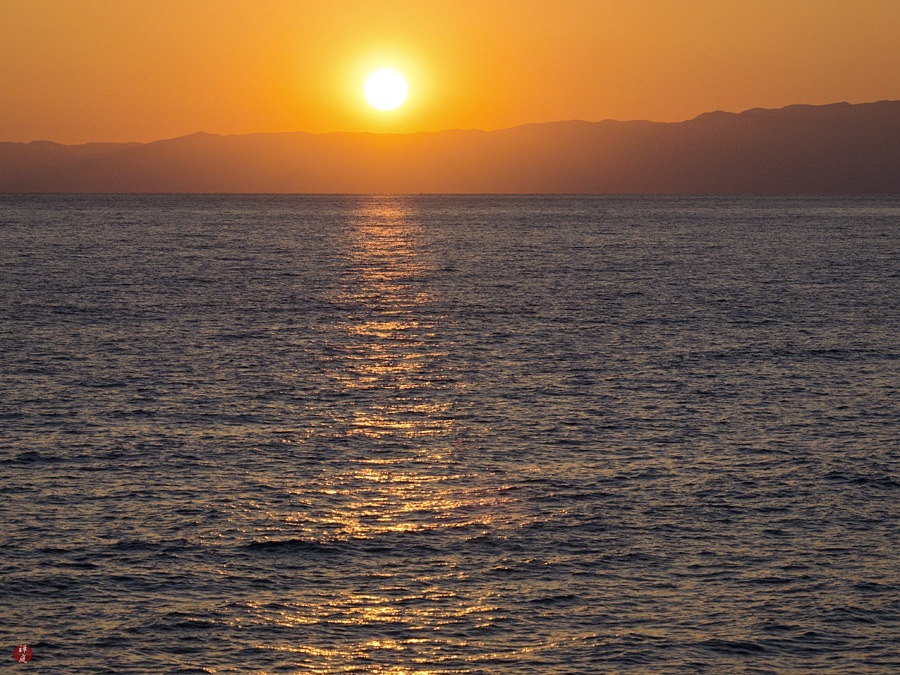FROM THE GARDEN OF ZEN: The evening sun: at Shichirigahama-beach