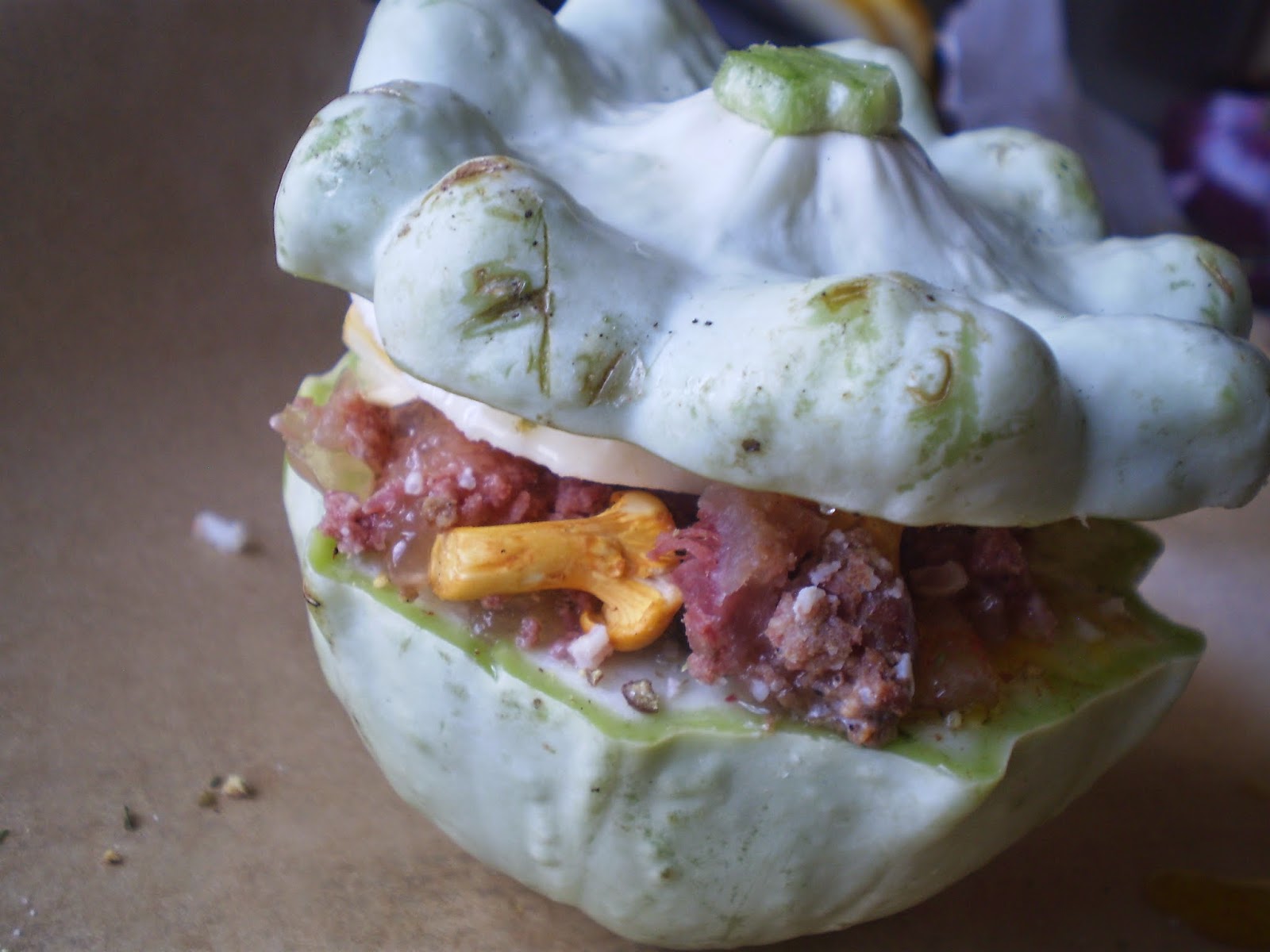 vinotava1: AR DĀRZEŅIEM, MALTO GAĻU UN MOCARELLU PILDĪTI PATISONI