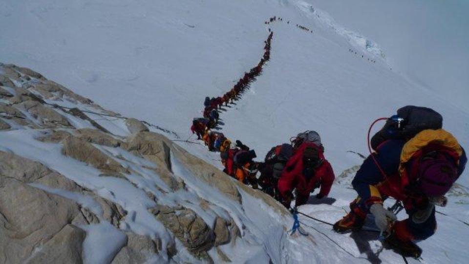 The line on Everest : r/CampingandHiking