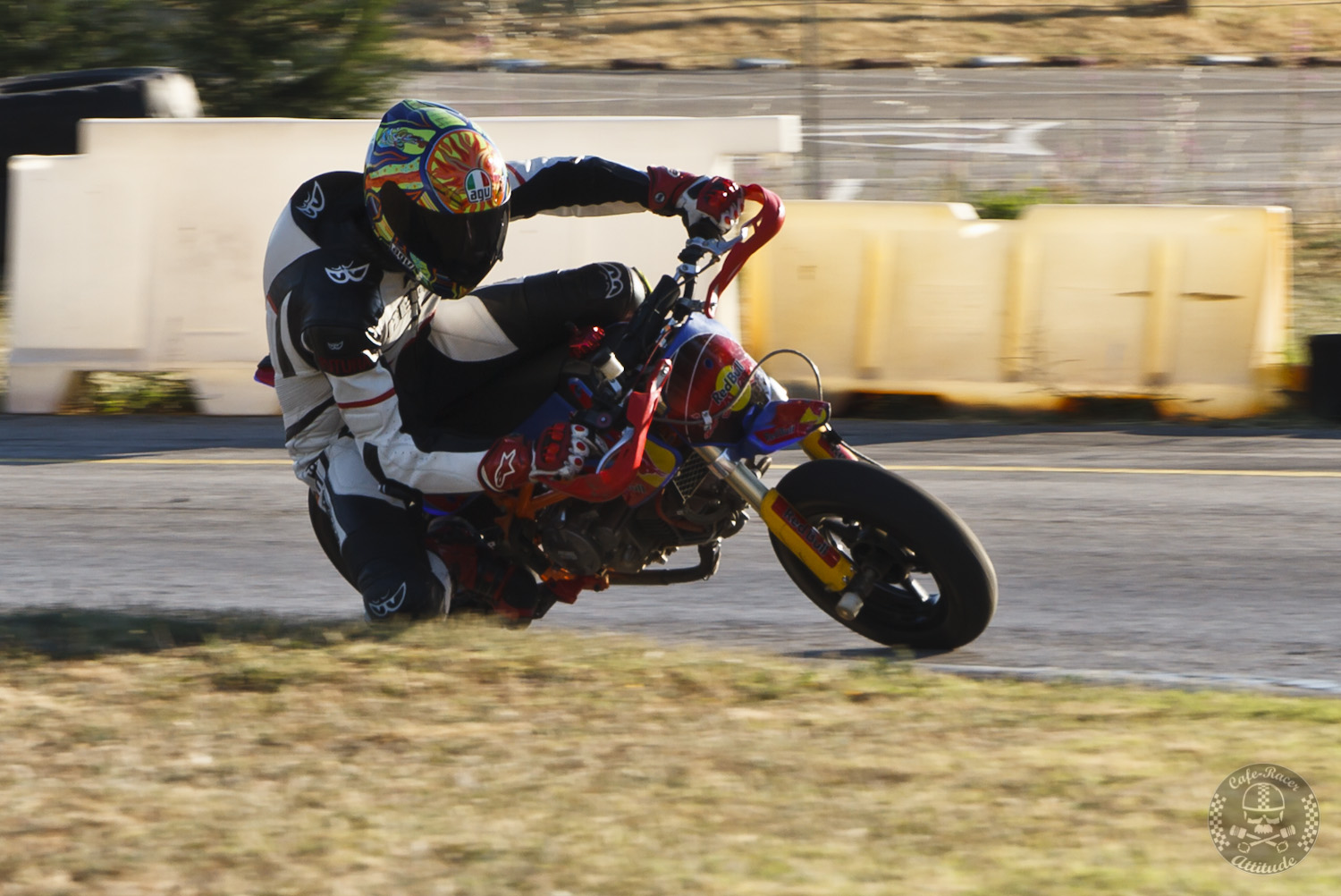 Cafe Racer Attitude: Pit Bike en circuito