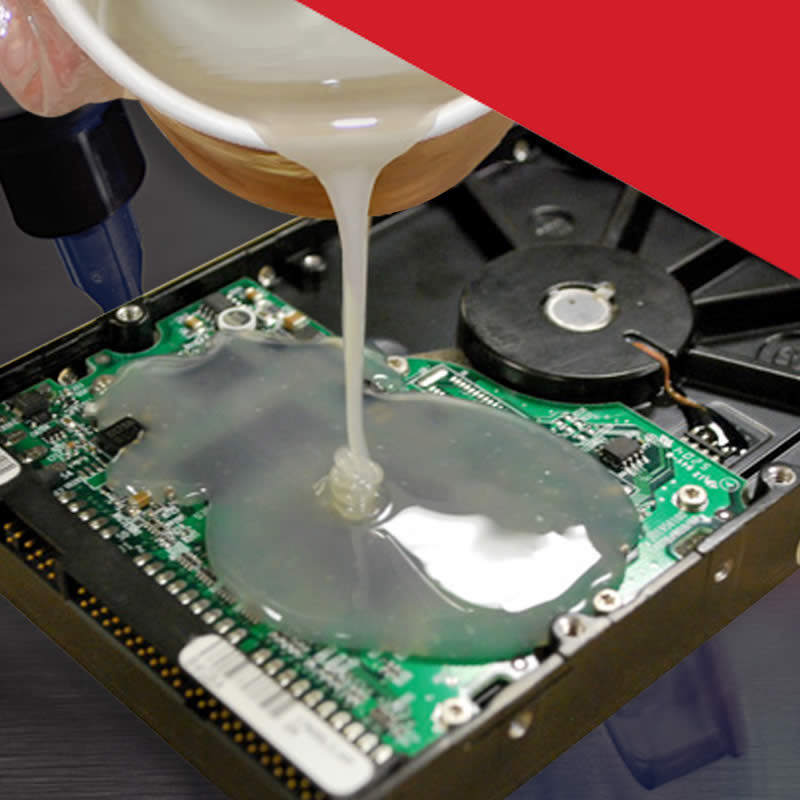 el técnico de SMT. : encapsulado de pcb con resina