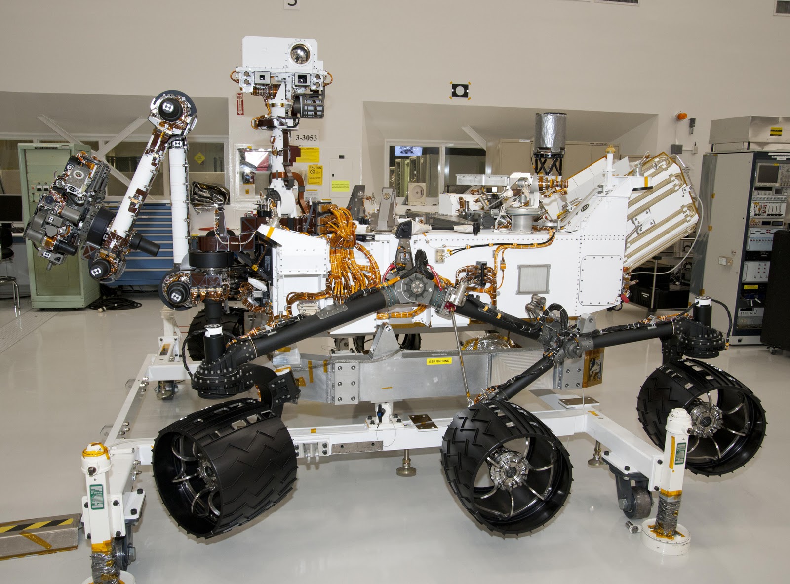 Suburban spaceman: NASA JPL Mars Rover Curiousity nears completion