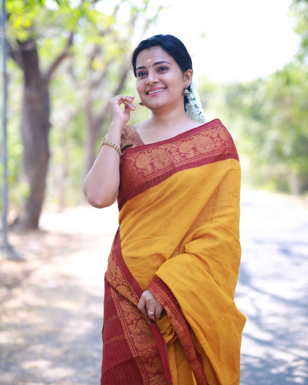Actress shruthi raj cute traditional saree photoshoot