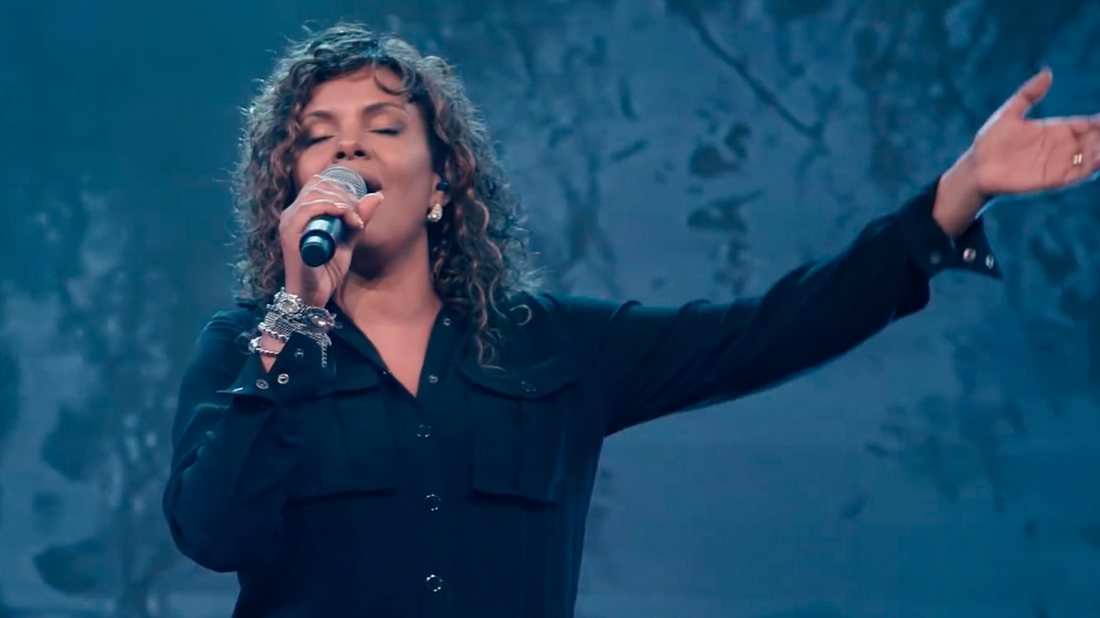 Nívea Soares lança vídeo para sua nova música "Pai de Amor" - News Gospel