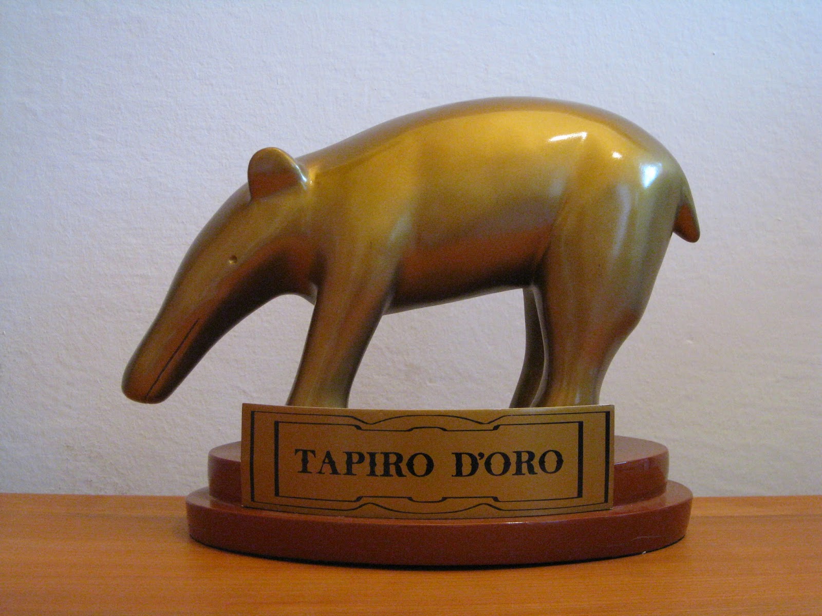 Trofi Tapir Emas (sumber foto: mediaset.it)