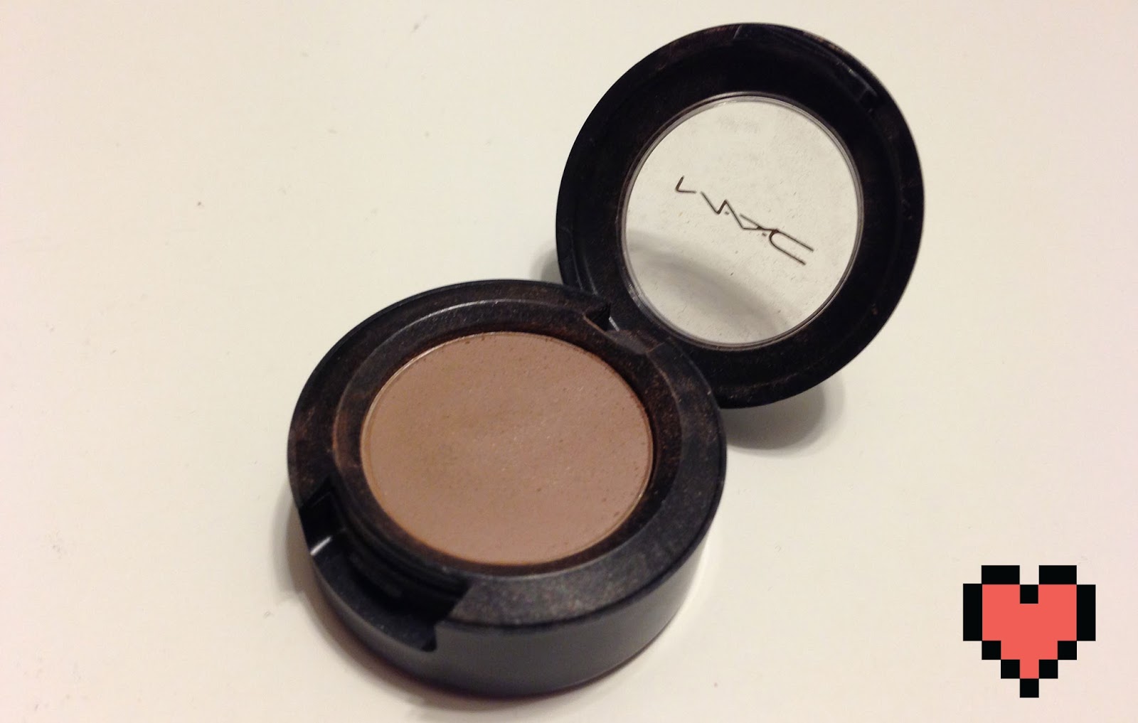 Beauty Cat Castle: Review: MAC Wedge Eyeshadow