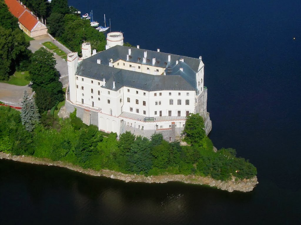 Travel around the world: Orlík Castle