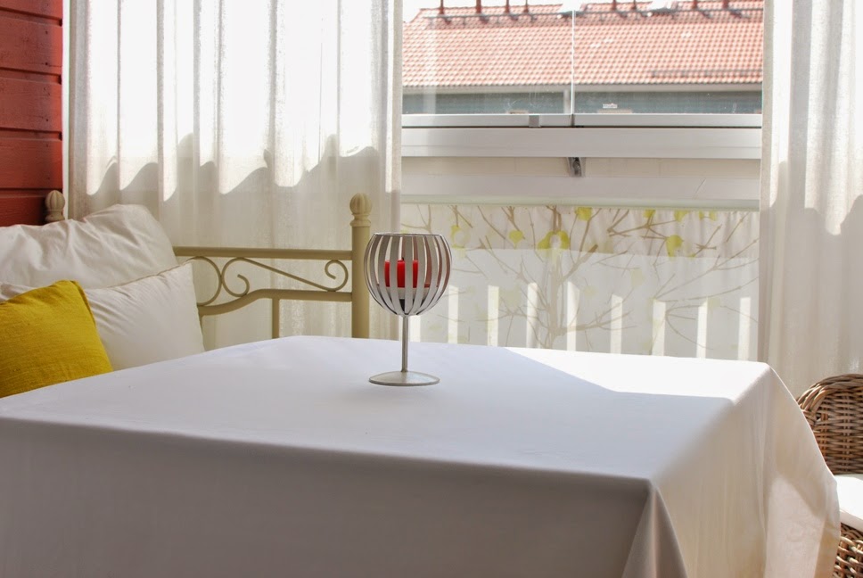 Muonamiehen mökki: Kesämakuuhuone parvekkeella